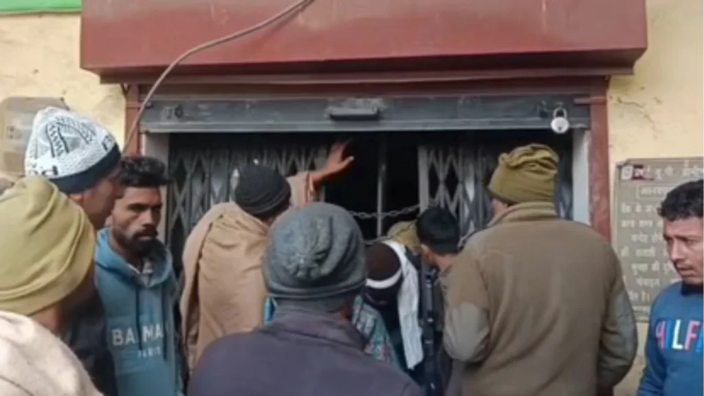 Villagers Lock UP Gramin Bank Branch in Shamli Over Cash Shortage